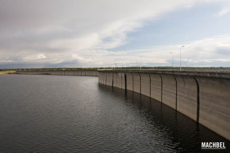 Embalse de Almendra, encerrando al Duero - machbel